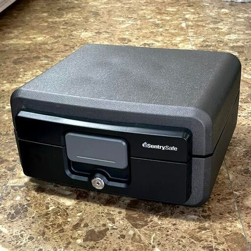 セントリー SentrySafe HD2100 耐火金庫 キーロック付き 容量10.4L 札幌 東区 店頭引き取り歓迎 (トップセレクション) 札幌のオフィス用家具《金庫》の中古あげます・譲り ...