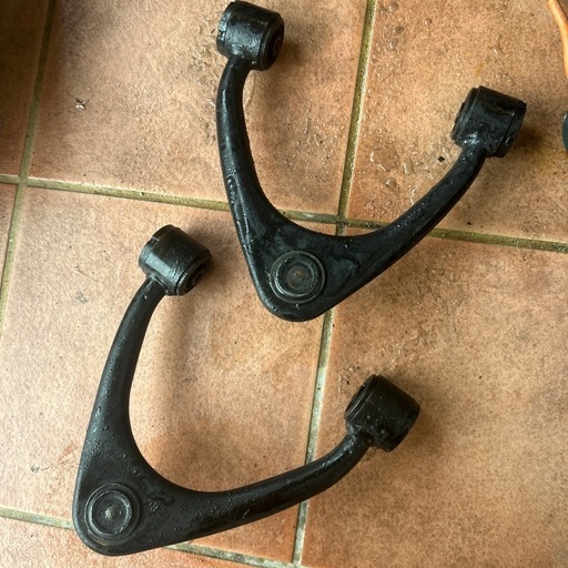 100系アッパーアーム (のぶ) うるまの車のパーツの中古あげます・譲ります｜ジモティーで不用品の処分